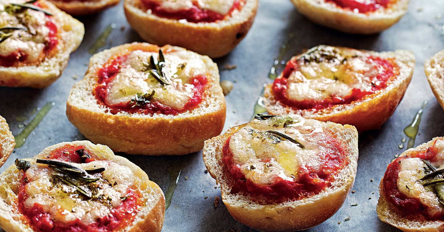 Mini pizza recipe with tomato and mozzarella | House & Garden